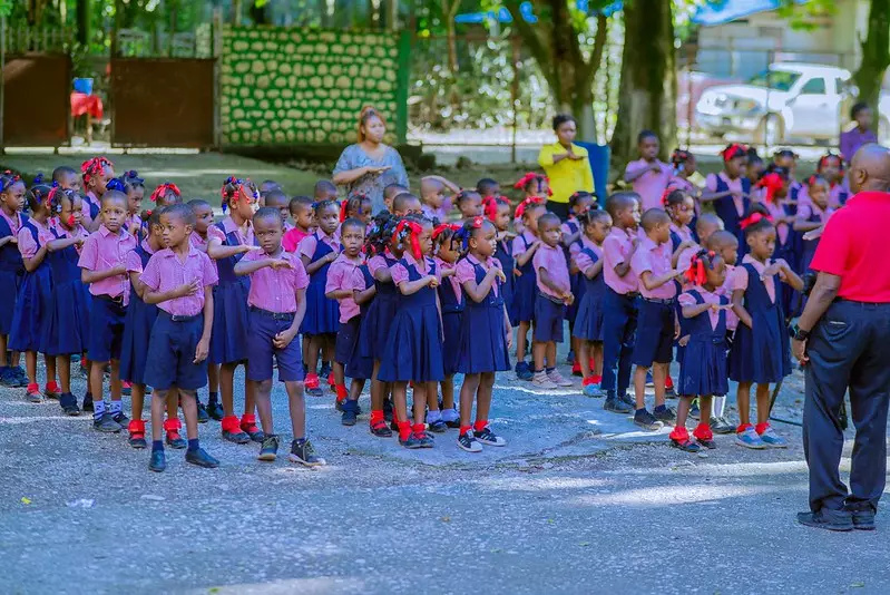 Èske sistèm edikatif ayisyen an fè aprenan ki ann Ayiti yo pa santi yo gen valè kòm moun, oswa ...