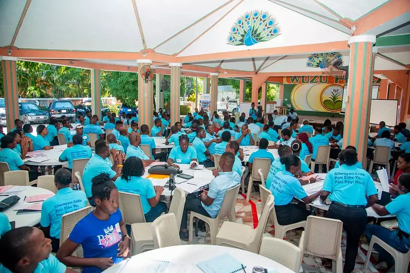 Politik Edikatif ak Konstriksyon Inegalite Pou Aksè ak Edikasyon Ann Ayiti & Anseye Pou Ayiti